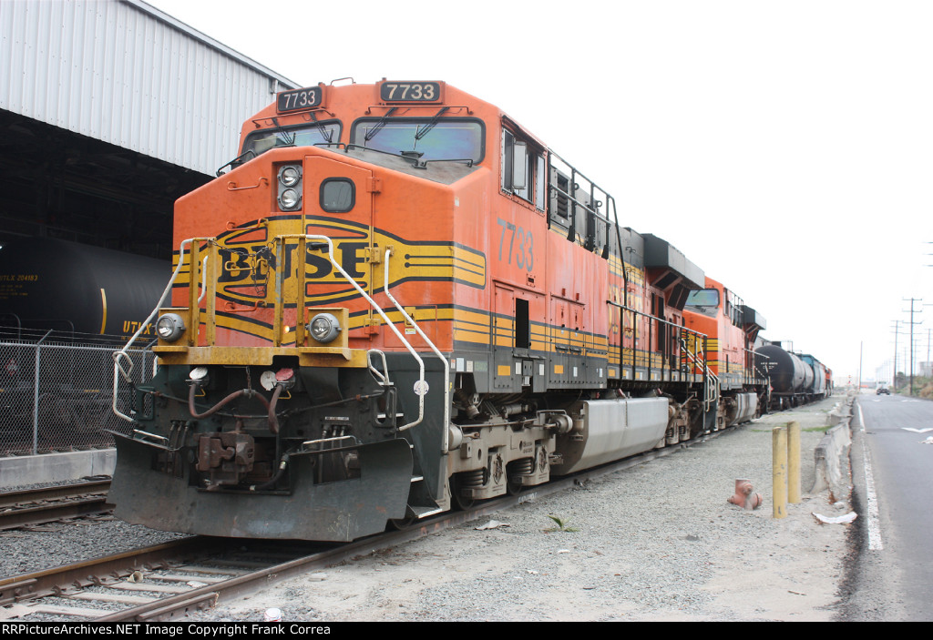 BNSF 7733 ES44DC